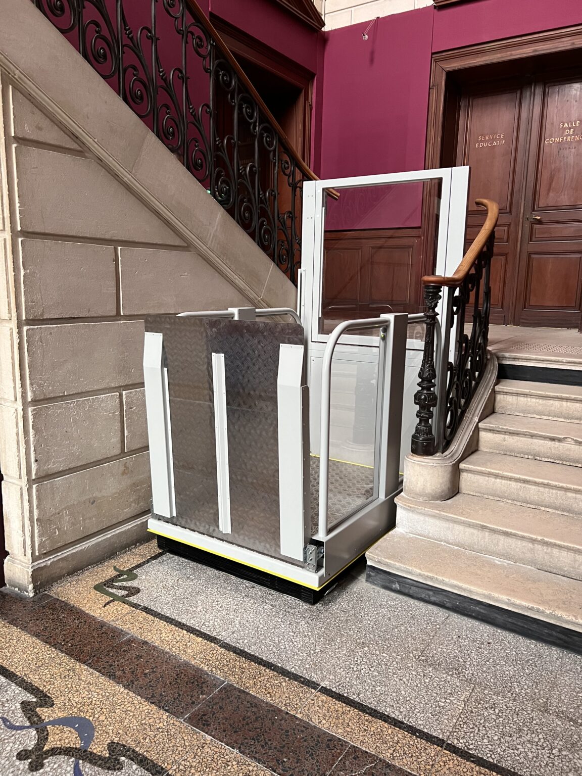 Installation d'une plateforme élévatrice PMR verticale - 3MC
