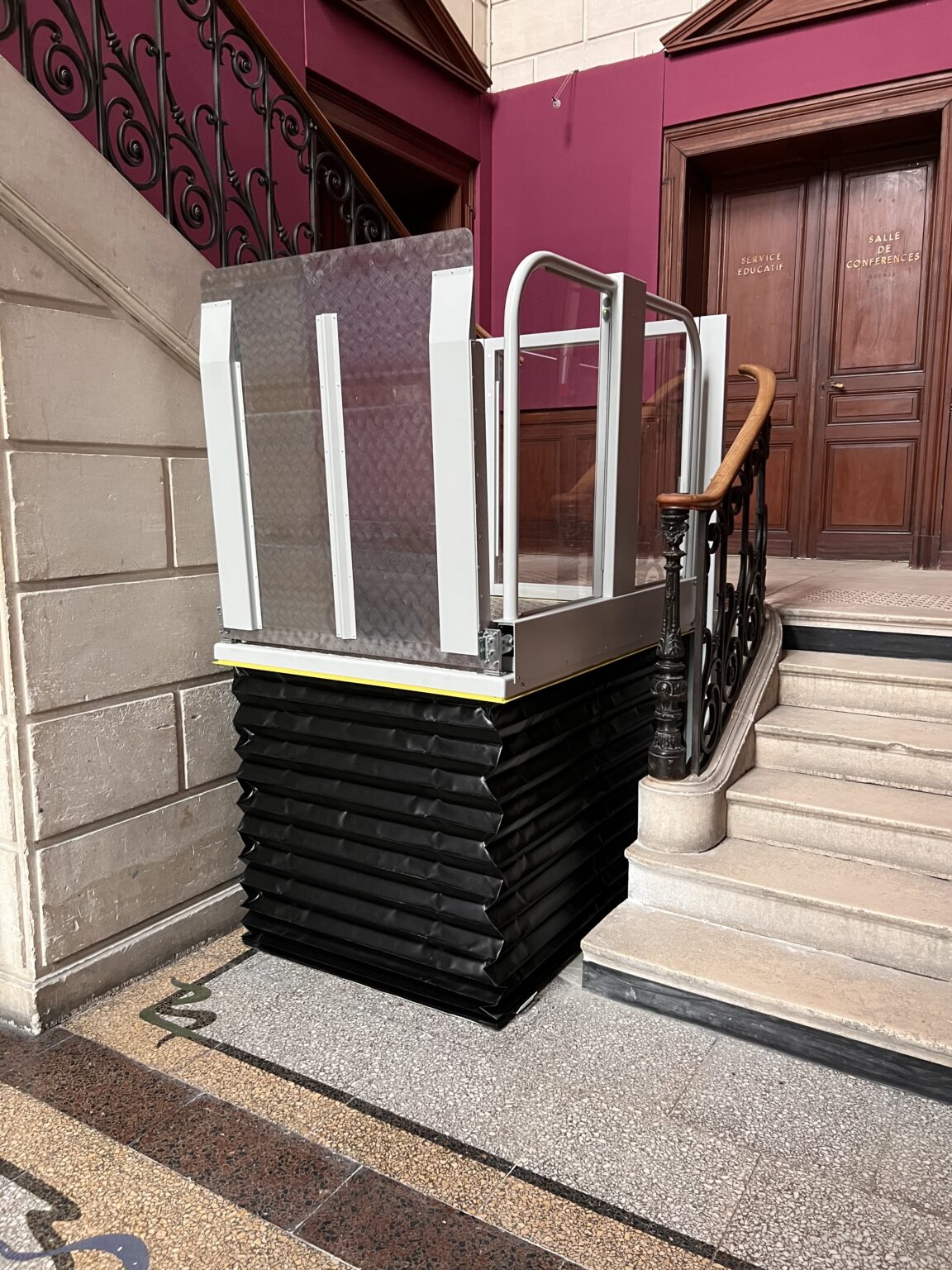 Installation d'une plateforme élévatrice PMR verticale - 3MC